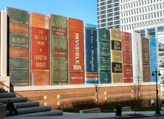 Kansas City Library’s Giant Bookshelf | Amusing Planet
